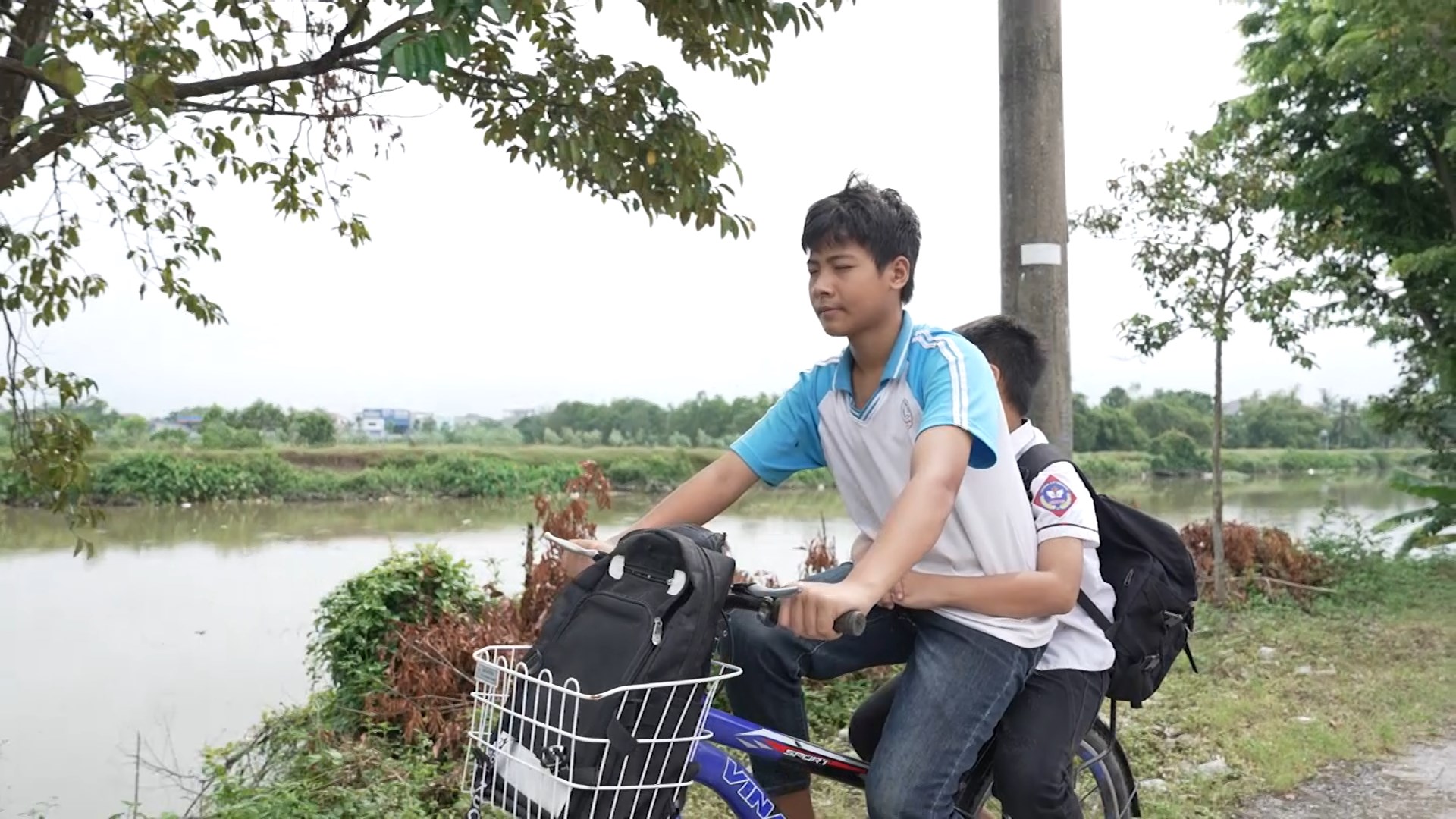 Huy Nam và anh trai sống nương tựa bà nội lớn tuổi trong căn nhà cũ kỹ