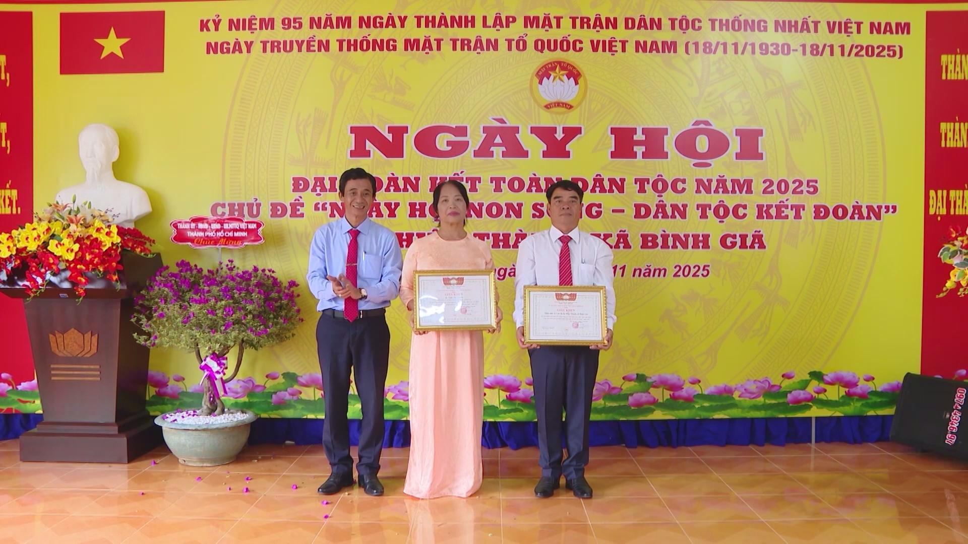 Lãnh đạo Thành ủy TP. Hồ Chí Minh dự Ngày hội Đại đoàn kết tại xã Bình ...