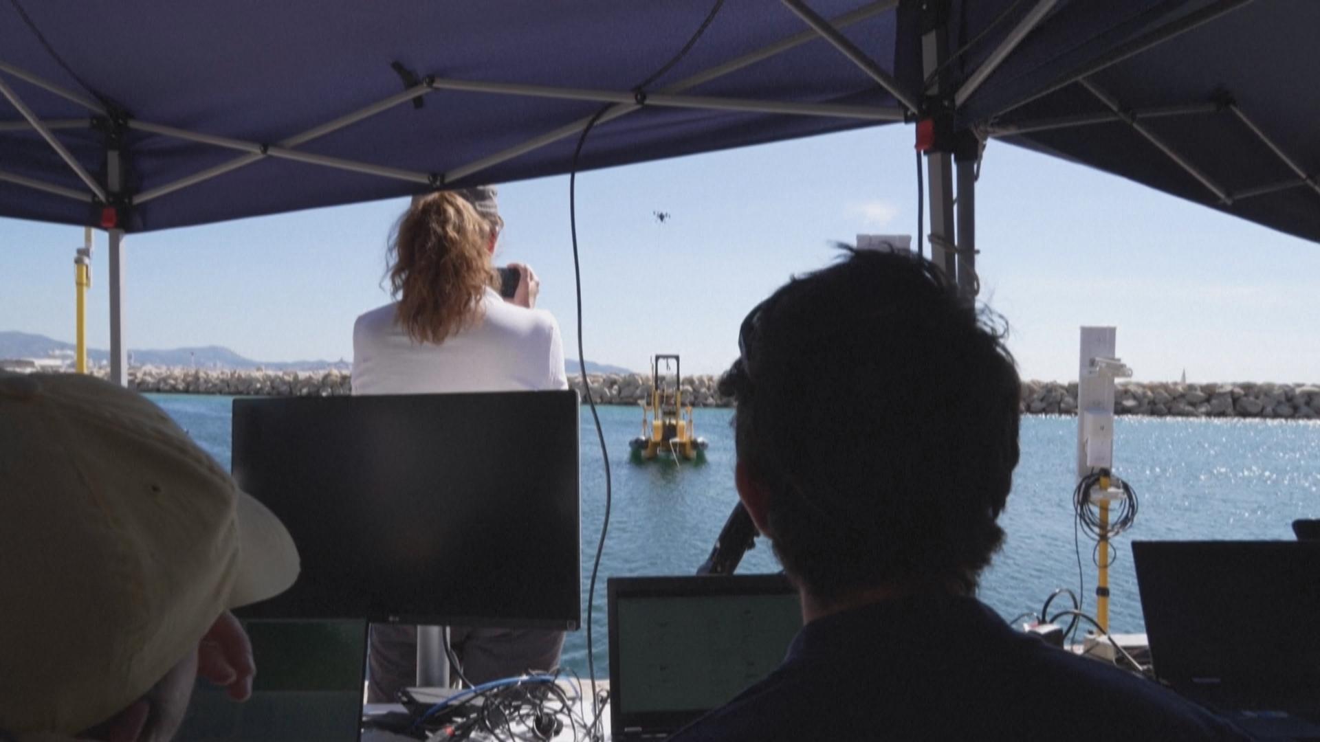 Đức Thử nghiệm robot dọn rác đáy biển