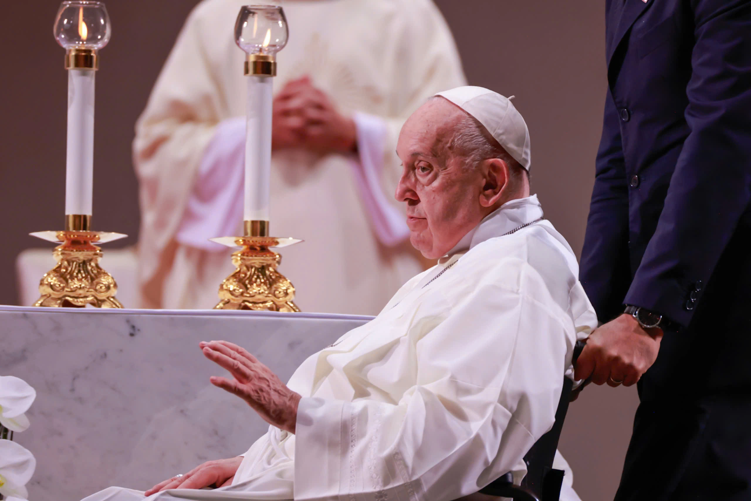 Sức khỏe của Đức Giáo hoàng diễn biến xấu, phải thở oxy